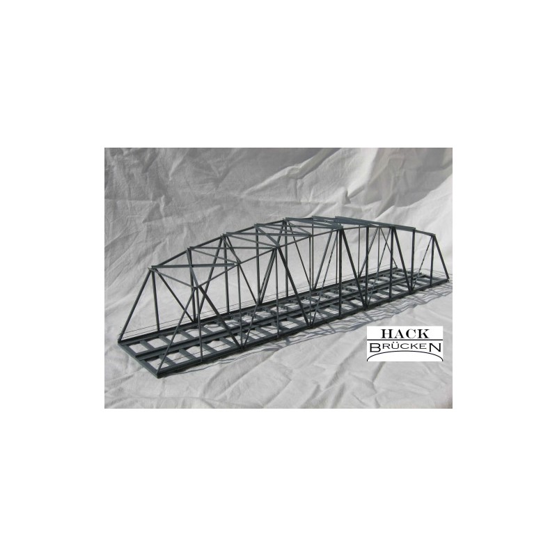 Pont en arc métallique.